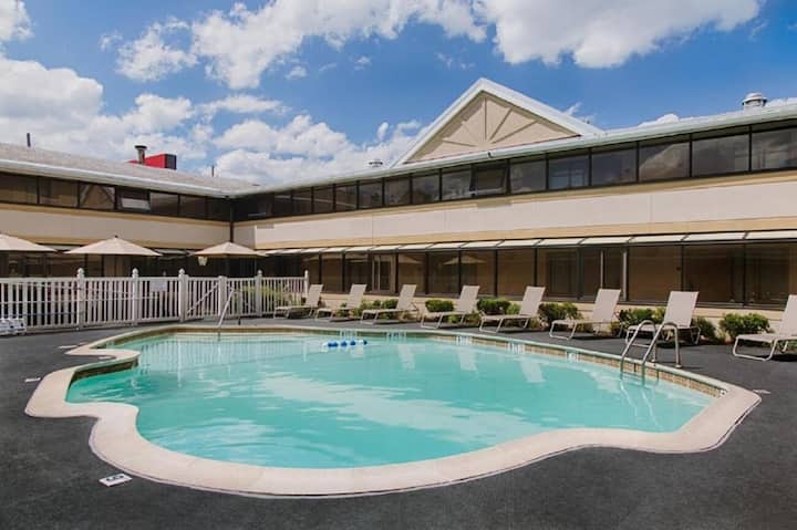 Room Near Franklin Zoo | Pool | Free Breakfast - Boston, MA