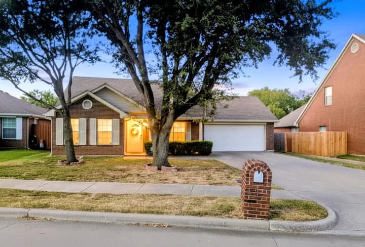 Stadium Getaway | Hot Tub | 5-min Walk To At&t - Arlington, TX