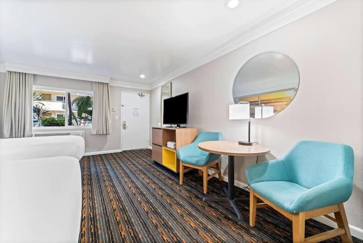 Days Inn Sd Hotel Circle L 2 Queens L Onsite Pool - San Diego, CA