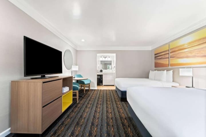 Days Inn Sd Hotel Circle | 2 Queens | Onsite Pool - San Diego, CA