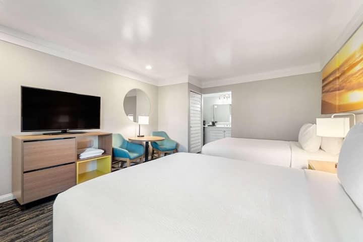 Days Inn Sd Hotel Circle L 2 Queens L Kitchenette - San Diego, CA