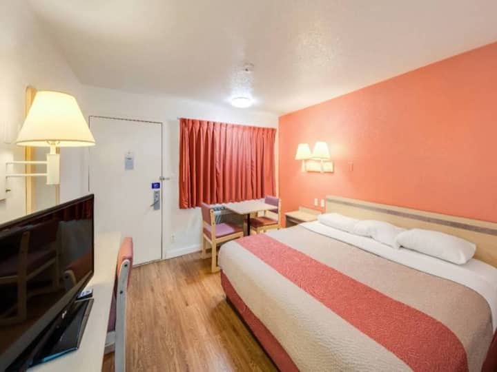 Motel 6 Greenville, _1 King Bed | Nmsk, - 그린빌