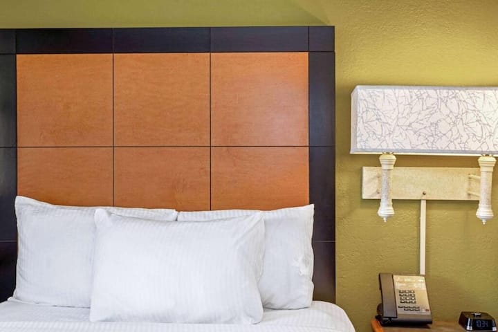 Fam-friendly Budget Stay Near Orlando Attractions - Orlando