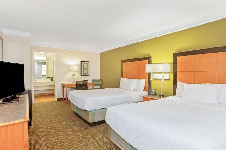 La Quinta Orlando West | 2 Doubles | Family Stay - Orlando