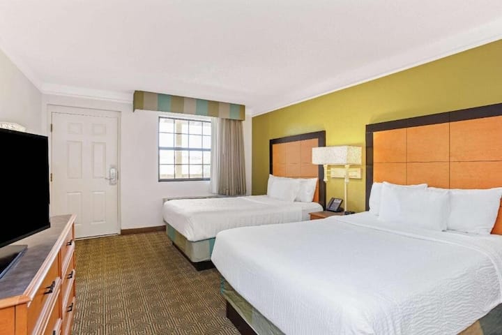 2 Convenient Rooms Near Mco | Pool | Free Parking - Orlando, FL