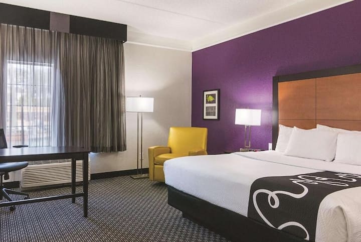 La Quinta Orlando | 1 King | Free Shuttle & Bfast - Orlando, FL