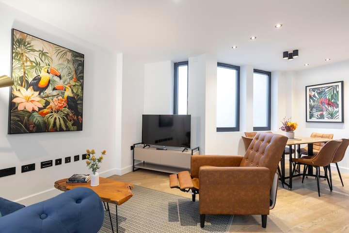 Ovitzia - Large 3br Flat, Private Entrance & Patio - London