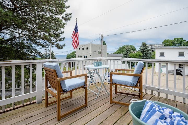 Mid-century Retreat | Walk To Beach | Sunset Deck - Grand Haven, MI