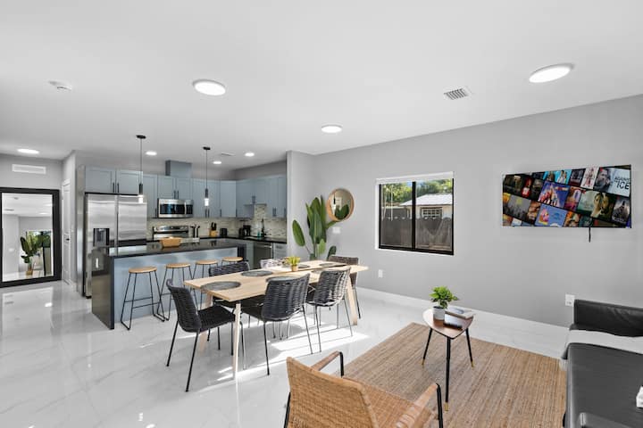 Stylish Townhouse Steps From Wynwood - Miami, FL