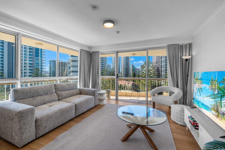 Beachside Renovated 2br Unit *Parking/pool/tennis - Surfers Paradise