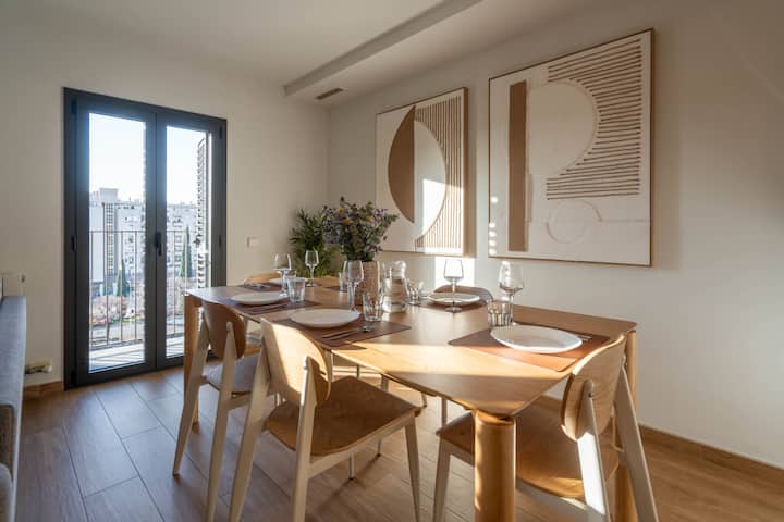 Central And Renovated With Great Views (5-1) - Girona