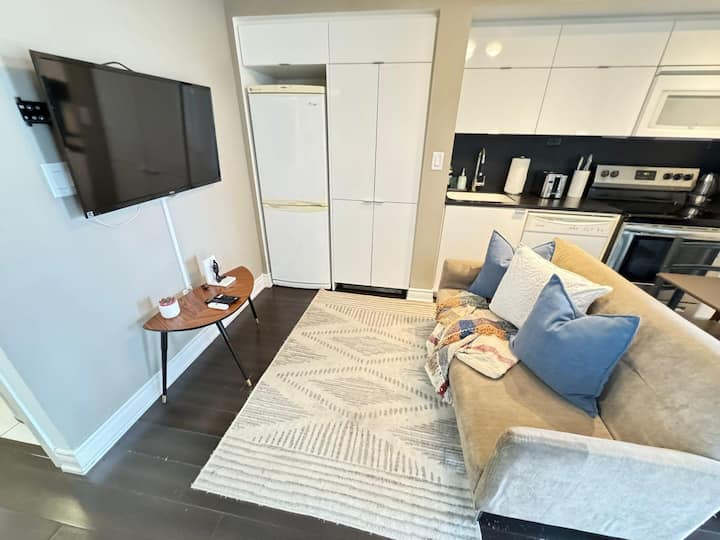 Spacious Toronto Condo W/ Patio - City Comfort - Toronto