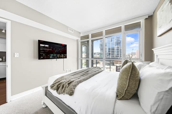 Spacious Toronto Condo W/ Patio - City Comfort - Toronto