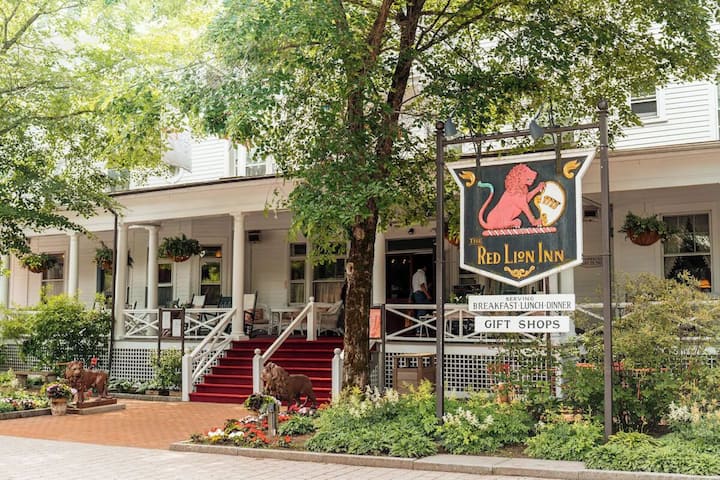 Steps From Main Street Shops | Spa. Pool & Dining - Stockbridge, MA