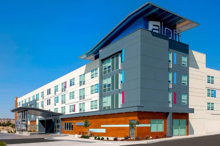 Near San Francisco Premium Outlets + Pool & Bar - Pleasanton, CA