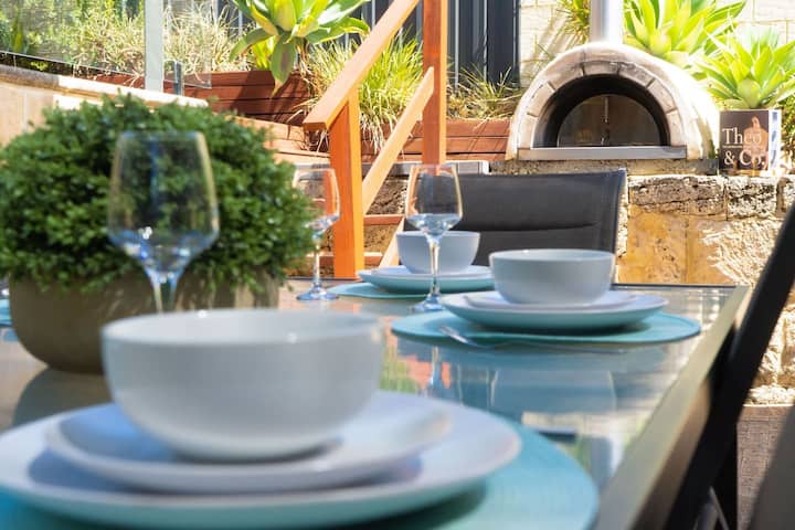 Amazing Outdoor Living With Pizza Oven! - Perth