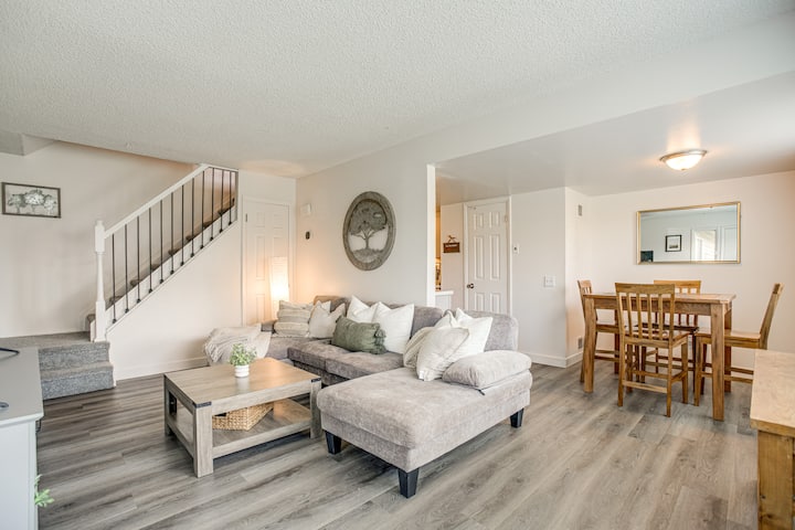 Explore Red Rocks & Green Mtn: Townhome W/ Pool! - Morrison, CO