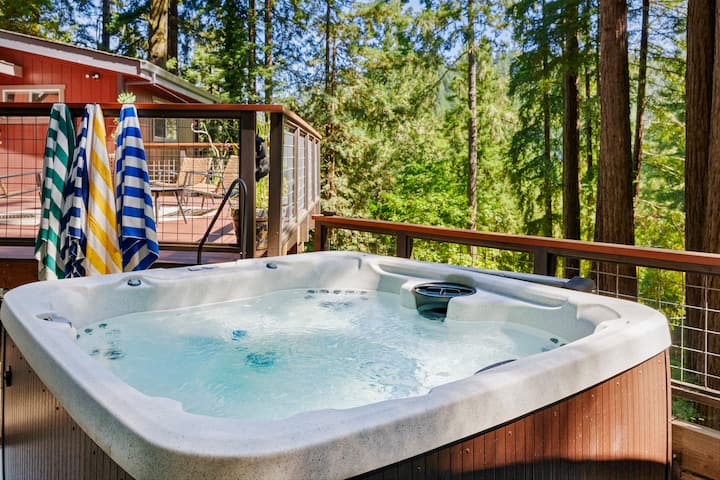 Everwood ~ Modern, Stylish Home W/hot Tub - Guerneville, CA