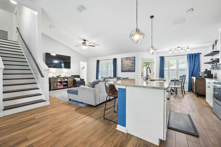 Salty Tradewind Retreat – Just One Mile To Beach - St. Augustine Beach, FL