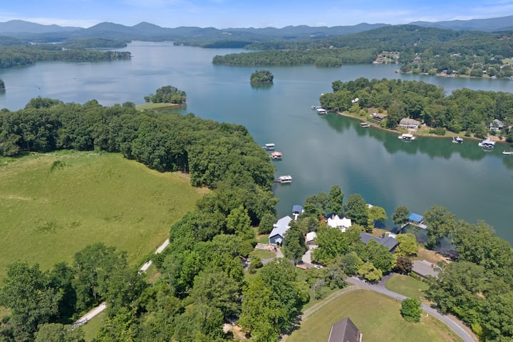 Lake Breeze Cottage By Chatuge Home Concierge - Hiawassee, GA