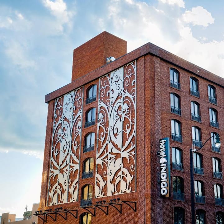 Near City Market | Pet Friendly. Bar. Dining & Gym - Savannah, GA