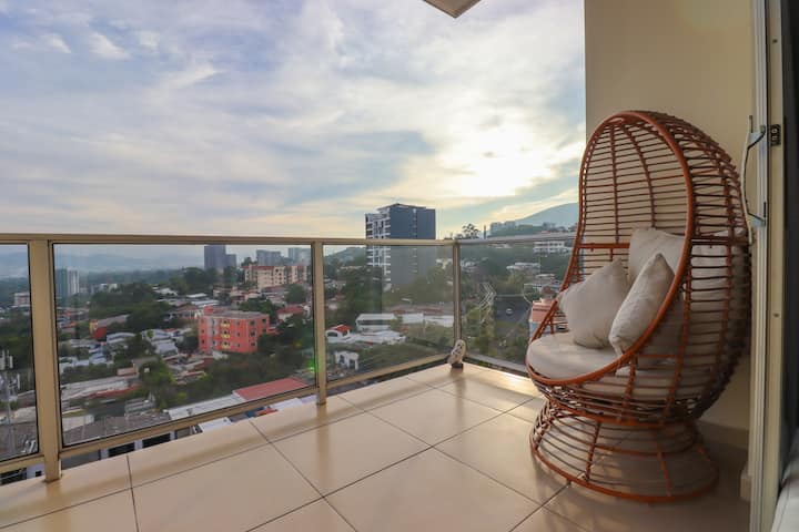 Modern & Cozy Apt W/terrace & View In Escalón - サン・サルバドル