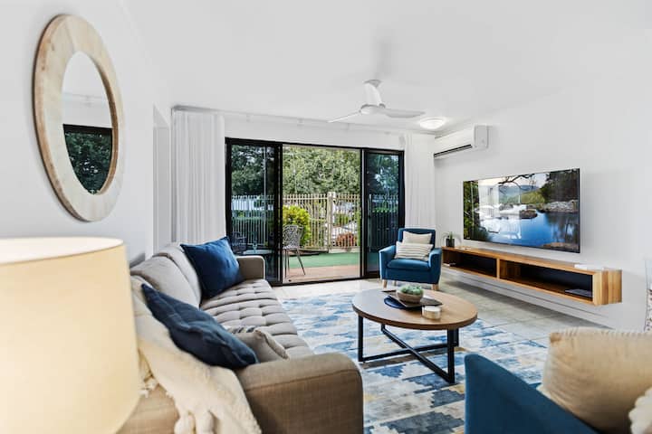 Cairns Getaway | Poolside Living + Prime Location - Cairns