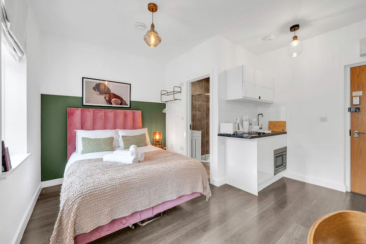 Designer Studio Pad: Relax, Work & Explore - London, UK