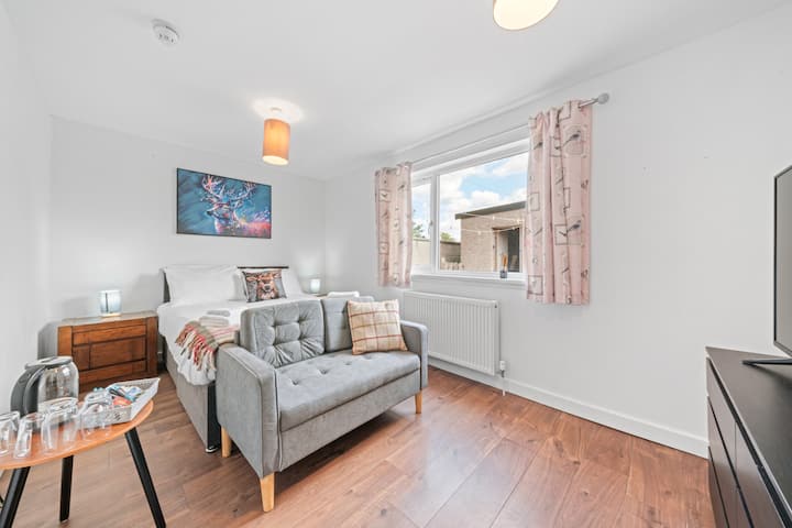 Central Double En-suite | Kitchen, Wifi & Parking - Inverness