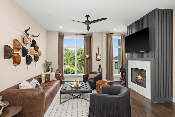 Sleeps 24 | Rooftop Decks Downtown Views - Nashville, TN