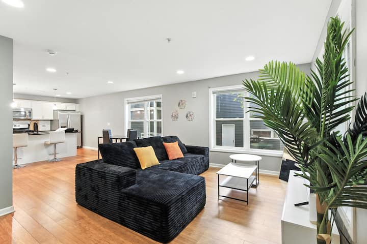 Lavish Newly Renovated 3bd/ 3ba Condo In Uptown - Minneapolis, MN