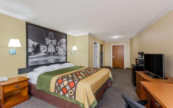 King Bed | Super 8 Downtown La | Ideal For Sports - Los Angeles, CA