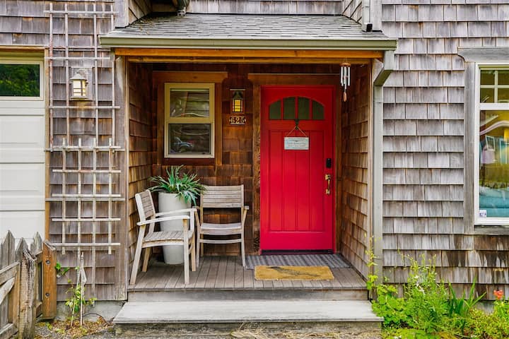 Puffins On Larch - New Listing! Hot Tub! - Cannon Beach, OR