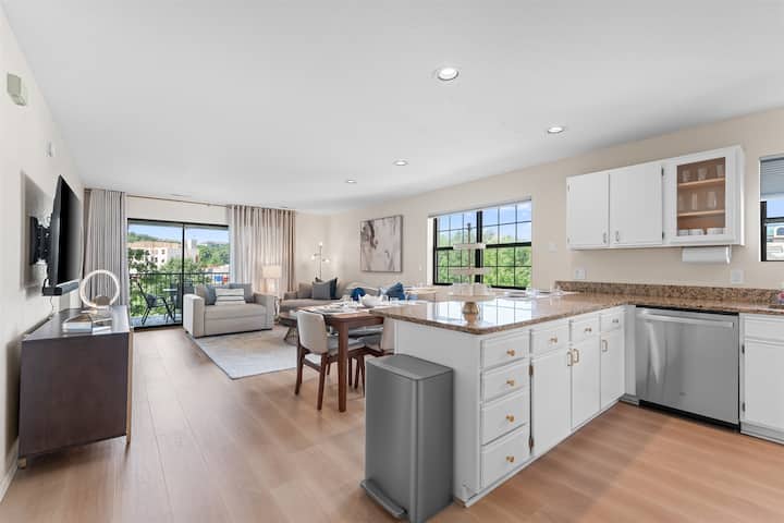 The Midcentury | Stylish Walk-in Condo | Golf View - Branson, MO