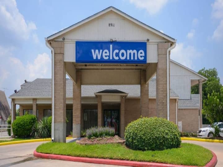 1 Lit Roi | Micfridge - Baytown, TX