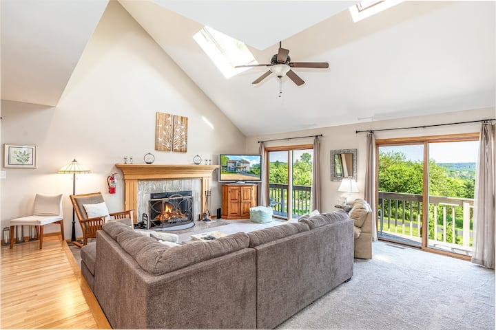 Spacious 3br*ensuites*hot Tub*fire Pit*game Room - Galena, IL