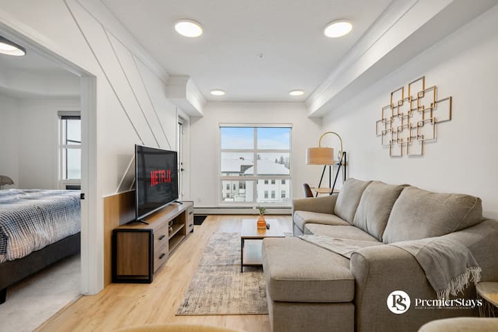 Near Mru & Downtown » Free Parking » Sleeps 4 - Calgary
