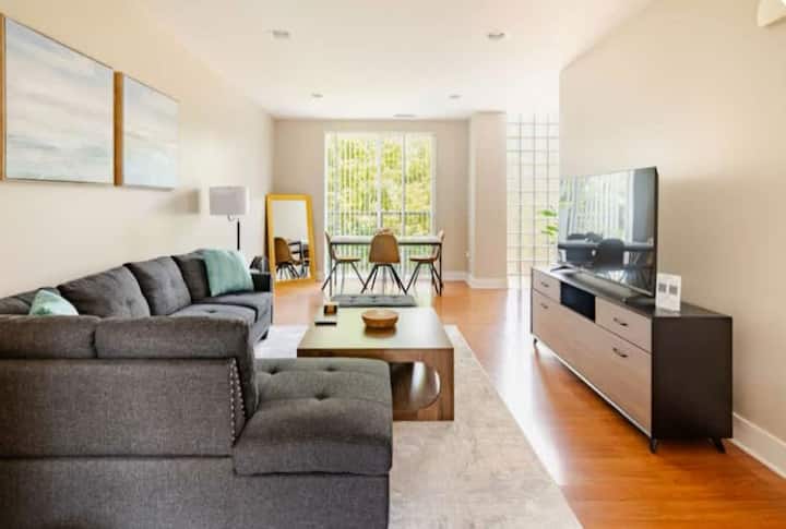 The Penny Lane Suite | Chic 2br • Garage • 20% Off - Akron, OH