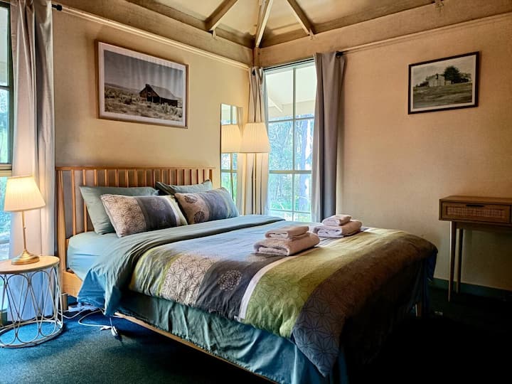 Emberpine Cottage (1queen+2twins) Spa & Wood Stove - Lakes Entrance