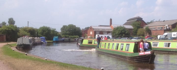 Stone - Self-drive Boat - Sleeps 6 - Pet Friendly - スタッフォード