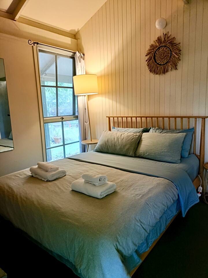 Pillowood Cottage (1queen+2twins) & Wood Stove - Metung