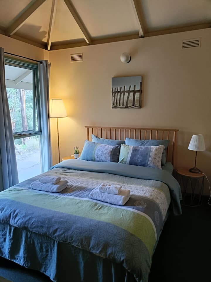 Pillowood Cottage (1queen+2twins) & Wood Stove - Lakes Entrance