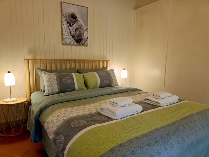 Timberloo Cottage (1 Queen Bed) Spa & Wood Stove - Lakes Entrance