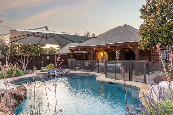 Stylish, 4br Getaway With Spa, Pool & Media Room - Allen, TX