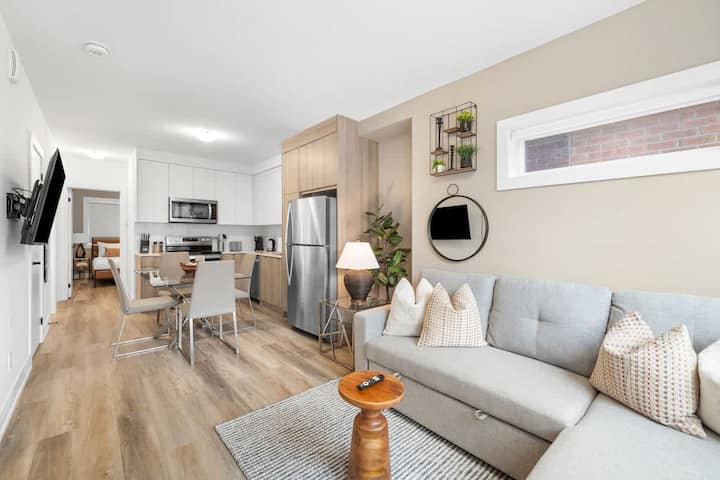 Spacious Landsdowne Family Retreat Modern Comfort - Toronto