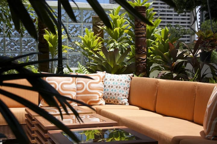 Pet-friendly Hideaway | Onsite Pool | Free Bfast - Honolulu, HI