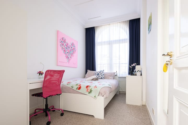 Charming Queen Room | Walk To Shops & Beach - Monster