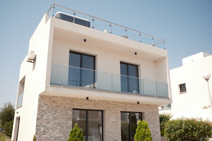 Cozy Villa With Rooftop Hot Tub And Sea View - Paphos