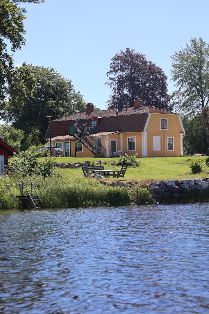 North Wing - Spacious Apartment With Lake Views - Alvesta