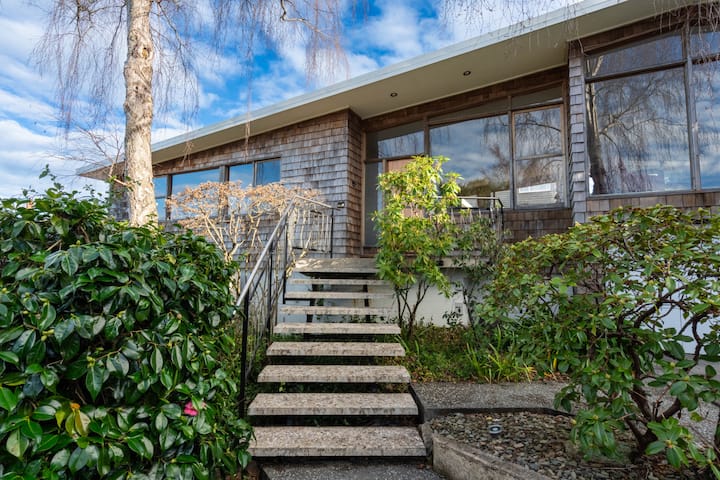 Modern Mid-century Retreat - Dunedin